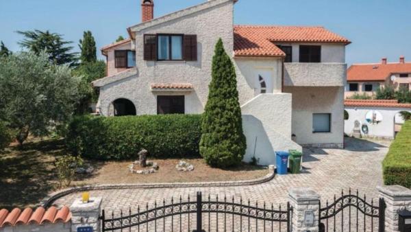 Apartment Biserka By Villas Guide - Pula