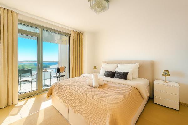 20th Floor Luxury - River & Castle View - Bratysława