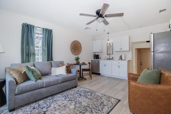 Lions Lair - 1 Br 1 Ba Home Coffee Smrt Tv Wifi - Derby, KS