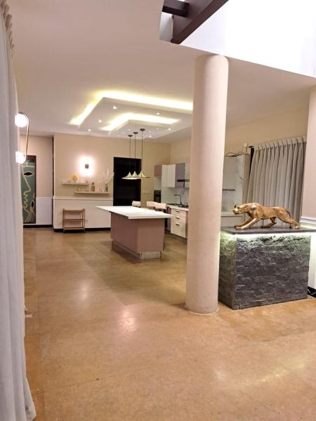 4 Bed Villa In Dha Phase 8 With Pool - Karāchi