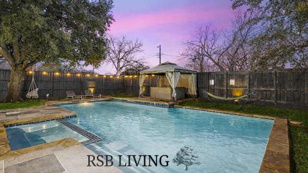 Upscale 6br 2,5ba Holiday Home With Pool, Hot Tub & Game Room - Farmers Branch, TX