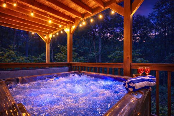 Hunter Hill Haven - Pet Friendly Hot Tub Game Rm Secluded Cabin Between Gatlinburg & Pigeon Forge - Tennessee