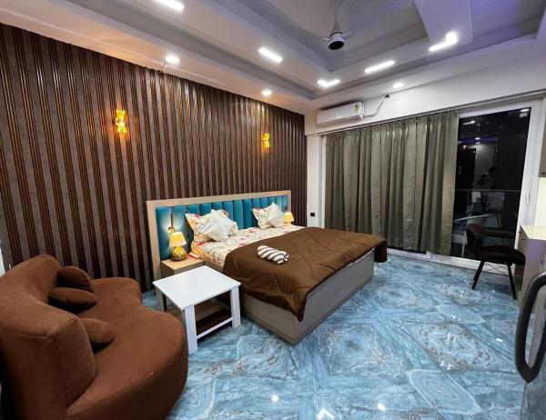 Cosmo Stays Premium Studio Near Gaur City Mall - Noida