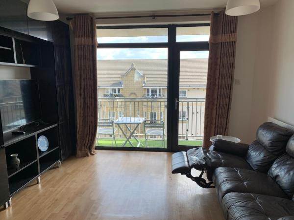 Spacious Modern 3-bedroom Apartment With Balcony & Free Parking Near City Centre - Leith