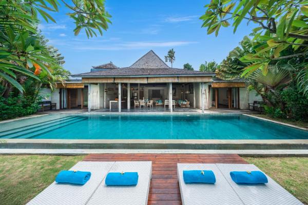 Lovely Canggu 4br Private Pool Villa With Sundeck! 10mins Ride To Beach - Canggu