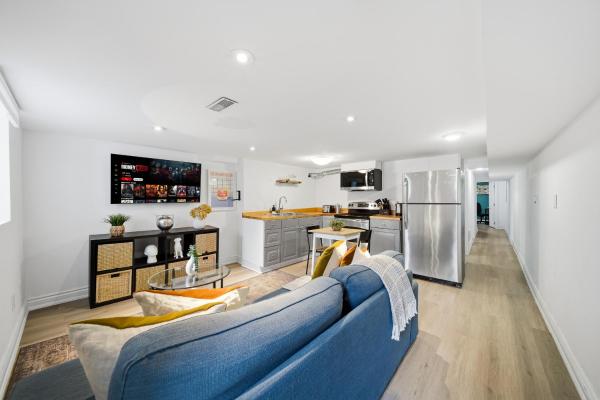 Private 2 Storey Home With 3br-2ba By Queen West - Toronto