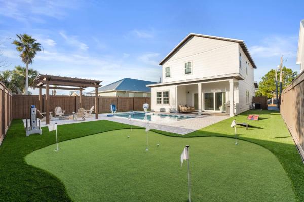 Steps To Gulf | 4br W/ Private Pool, Putting Green, Fire Pit & Golf Simulator – Sleeps 14 - Panama City Beach, FL