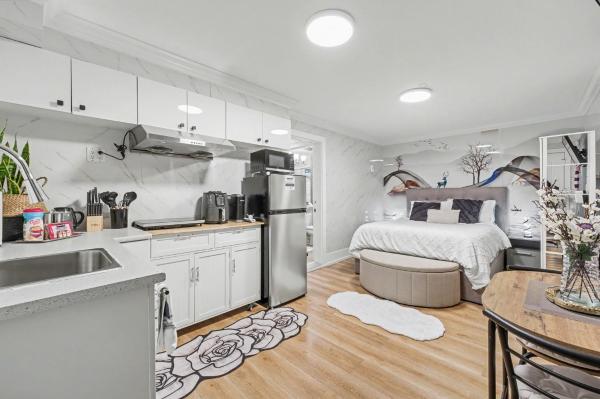Secluded Bachelor Suite - Burnaby