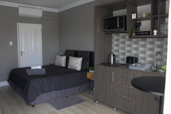 Charming Modern Bedsitter - Somerset West