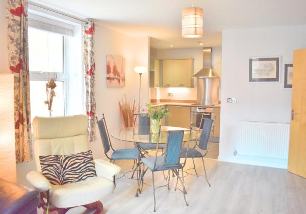 Chichester City Centre 2 Bedroom Flat I Ground Floor With Underground Parking I Chichester Holiday Properties - Bosham