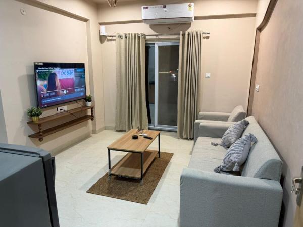 The Regal Roof ,Modern Stay For Families & Couples - 인도르
