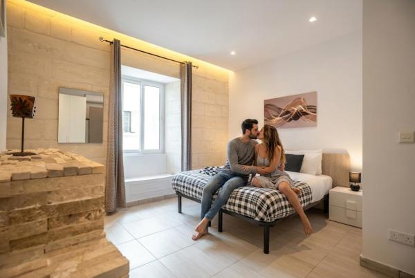 Balluta Bay Beach 4br-4ba Authentic Maltese Stone Wall - Valeta