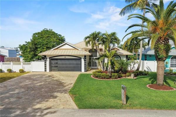 Bonita Breeze – Prime Location W/ Screened Pool & Spa - Bonita Springs, FL