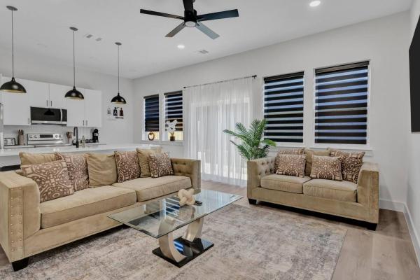 Stylish 3br Dallas Townhouse | Rooftop Terrace - Dallas, TX