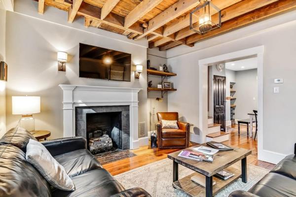 Urban Charm 4br-2br Retreat With Patio & Parking - Philadelphia, PA