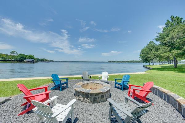 Stunning Lakefront Malakoff Home W/ Dock & Deck - Trinidad, TX