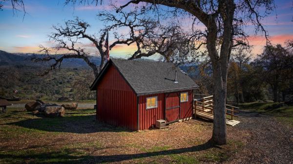 Valley View Hideaway Cabin With Mountain Views - California