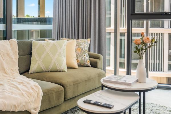 Stylish 1br Cbd Stay, Pool, Gym, Wifi N Parking - Canberra