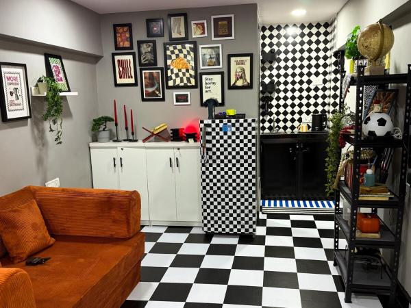 Shes Garage A Retro Studio In Bandra - 뭄바이