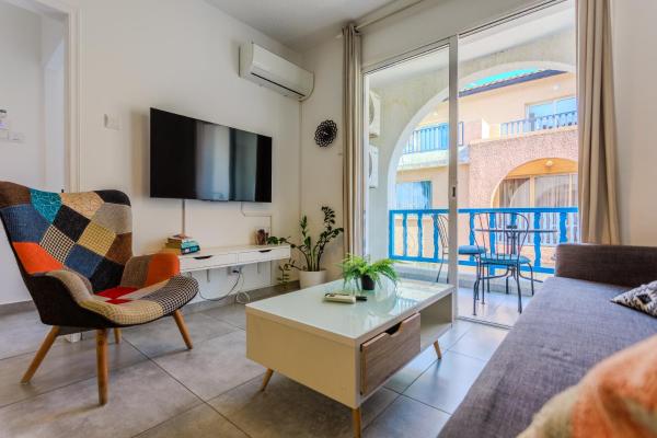 Alex's Vacation Suite - 100m From The Beach - 6 Guests - Pafos