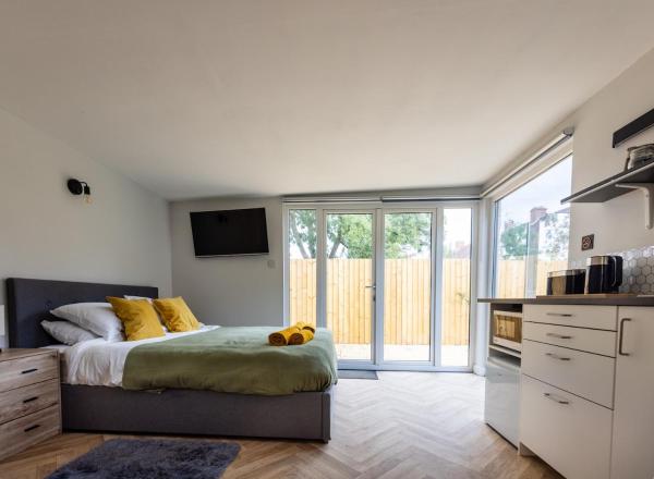 Peaceful, Private And Spacious Double Garden Cabin - ブリストル