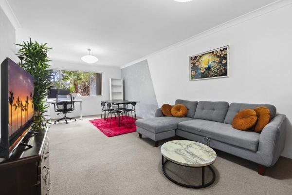 Bright Marrickville Flat With Balcony & Parking - Penshurst