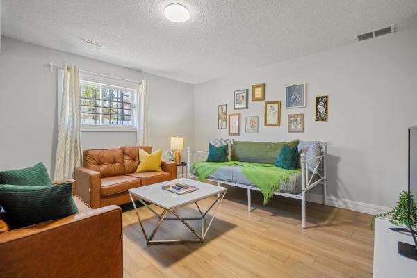 Game Frame 2 Kitchens 4 Min To Royal Alex Dt - Edmonton, Canada