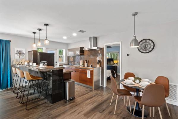 Tilahstays King Bed And Fast Wifi With Work Desk - Fort Lauderdale, FL