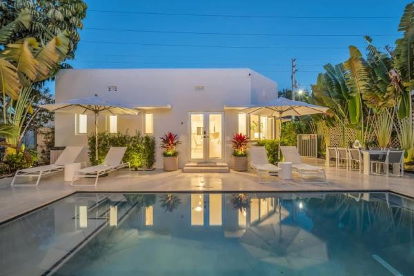 Acquavilla Family 4br Pool Villa Steps To The Beach - Miami Beach, FL