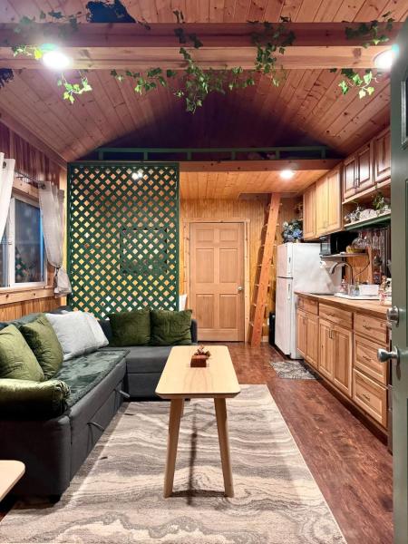 Enchanted Hollow- Cozy, Romantic Woodland Getaway - Castle Rock, WA