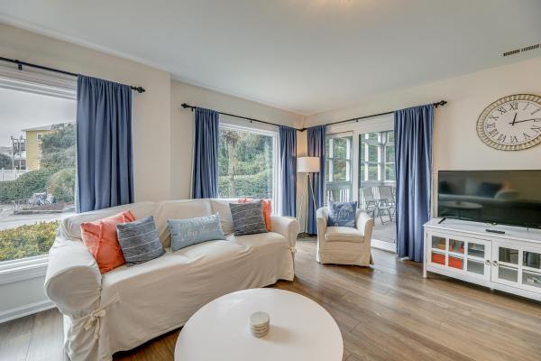 Steps To Beach! Emerald Isle Condo W/ Ocean View - Swansboro, NC