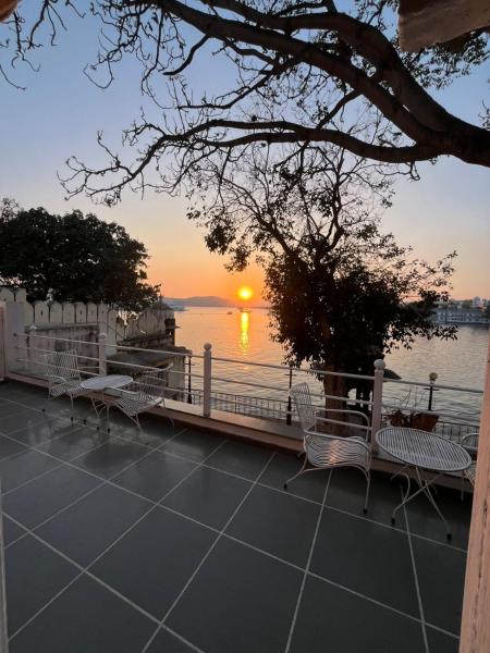 Paddy's Loft The Lake View Hostel - Udaipur