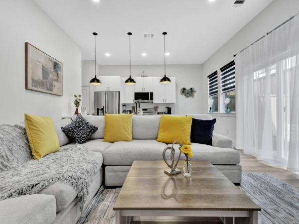 Bright Dallas 3br | Rooftop, Garage, Backyard - Farmers Branch, TX