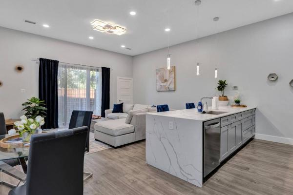 Entire Duplex Unit · Cozy, Bright & Fully Equipped - Trinity Groves - Dallas
