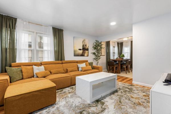 Downtown Naperville Retreat With King Bed Near Riverwalk Dedicated Workspace Free Garage Parking Patio - Naperville, IL