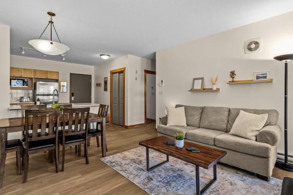 Pines & Peaks 2 Bedroom Mountain Retreat - 알버타