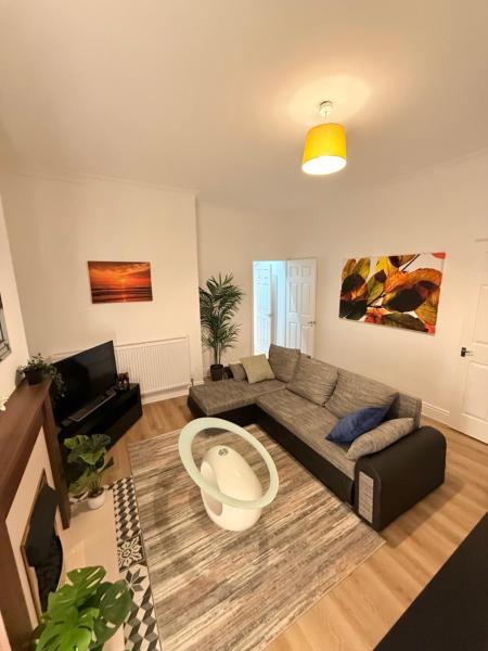 Bright And Stylish 2 Bed House - Suit Direct Stadium