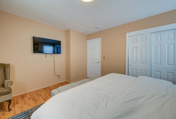 Bright & Spacious Apartments Near Albany Airport - Albany, NY