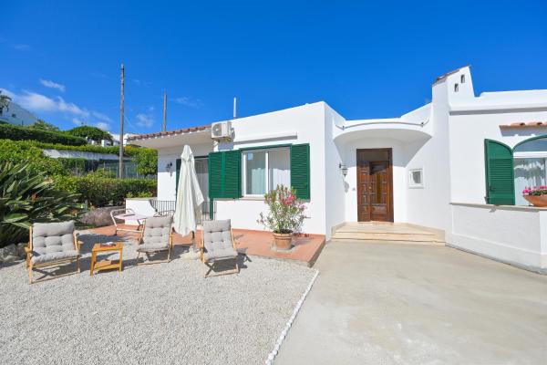 Villa Maddalena A Ischia, 6 Posti, Piscina, Giardino Attrezzato, Terrazzi E Parcheggio Privato - Procida
