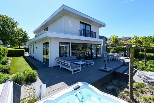 Water Nr. 243 | 10 Pers. Jacuzzi & Sauna - Lelystad