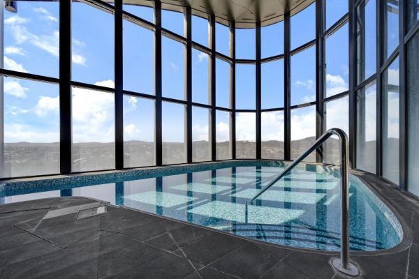 Chic 1-bed With Stunning Lake View & Indoor Pool - Belconnen