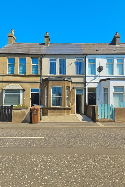 Spacious Home In Bangor Centre, 2 King Beds, 1 Single And Garage - 卡里克弗格斯
