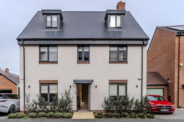 6br-sleeps 13-contractor-garden-wifi-parking - Aylesbury