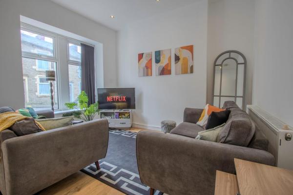 Tranquil Modern Home - Free Parking, Work Space - Bolton