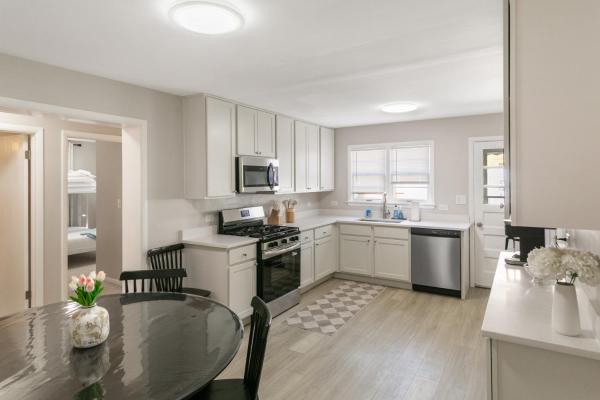 Spacious New 5 Bed Family Retreat Near Naval Base - Waukegan, IL