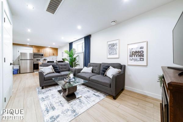 Modern Haven - Queen Bed - Wifi - Near Rogers And Wem! - Edmonton, Canadá