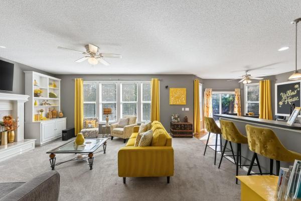 The Yellow House - Hot Tub, Pool Table, Fire Pit, 6 Bedrooms - Kansas City, MO