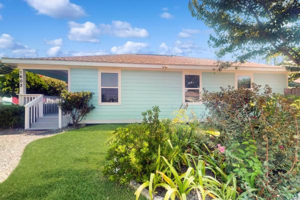 3br Coastal Home With Coastal Design- Steps To Sand - Galveston, TX