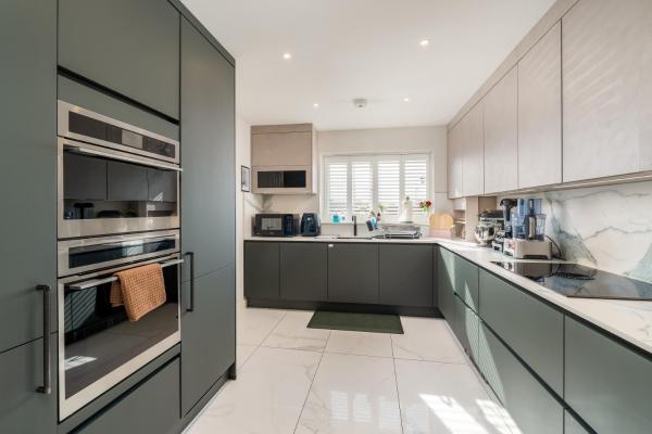 Stunning 4br Home Woodford Green Driveway - Ilford