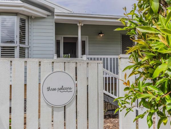 Three Pelicans By The Creek Pottsville- Huge Home - Hastings Point